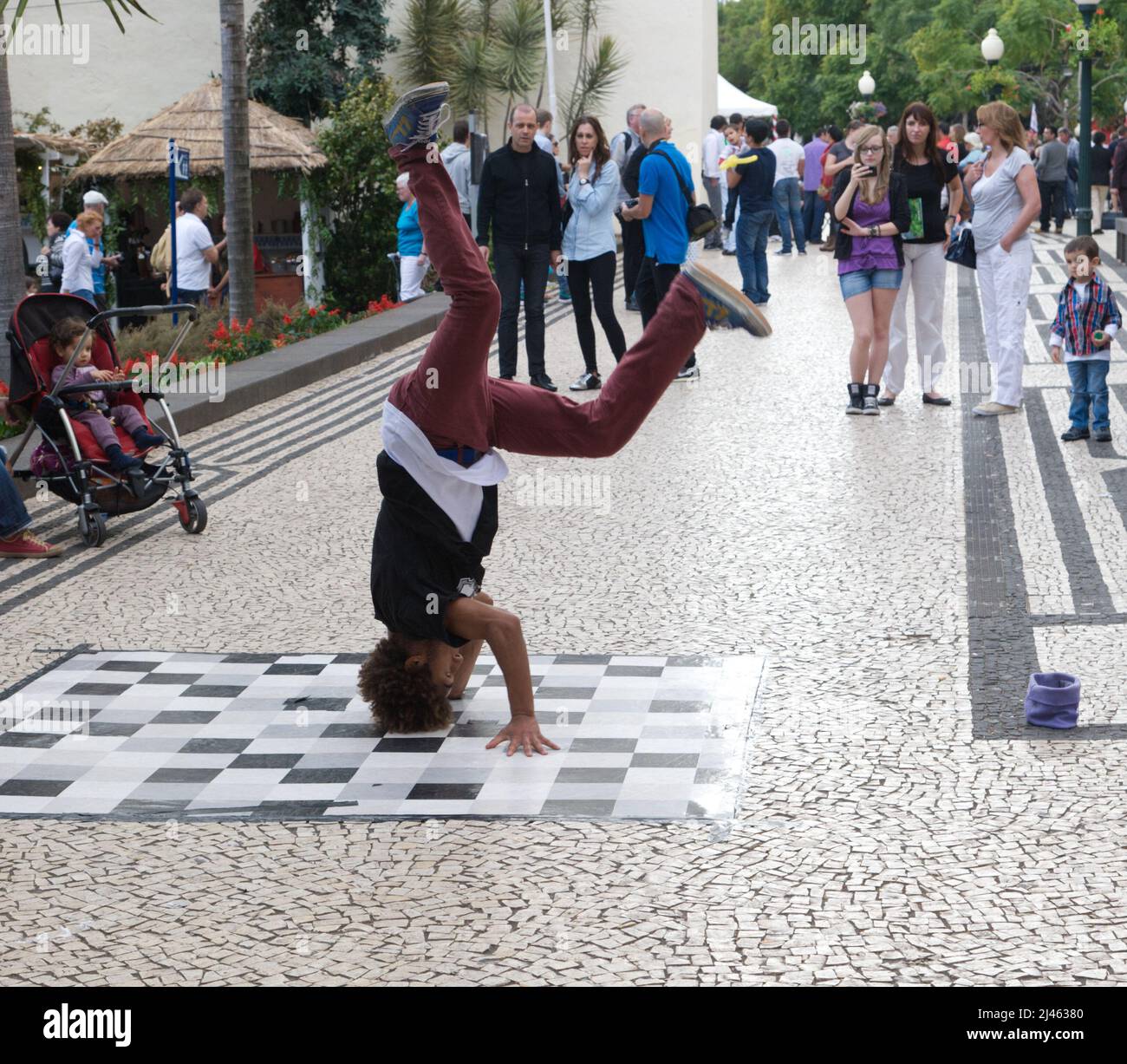 Sidewalk entertainer hi-res stock photography and images - Alamy