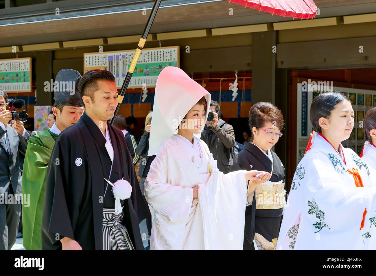 Shinto shrine ritual hi-res stock photography and images - Alamy