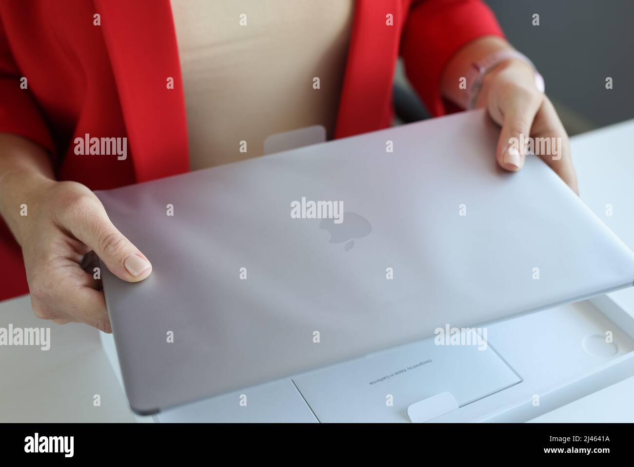 Woman macbook hi-res stock photography and images - Alamy