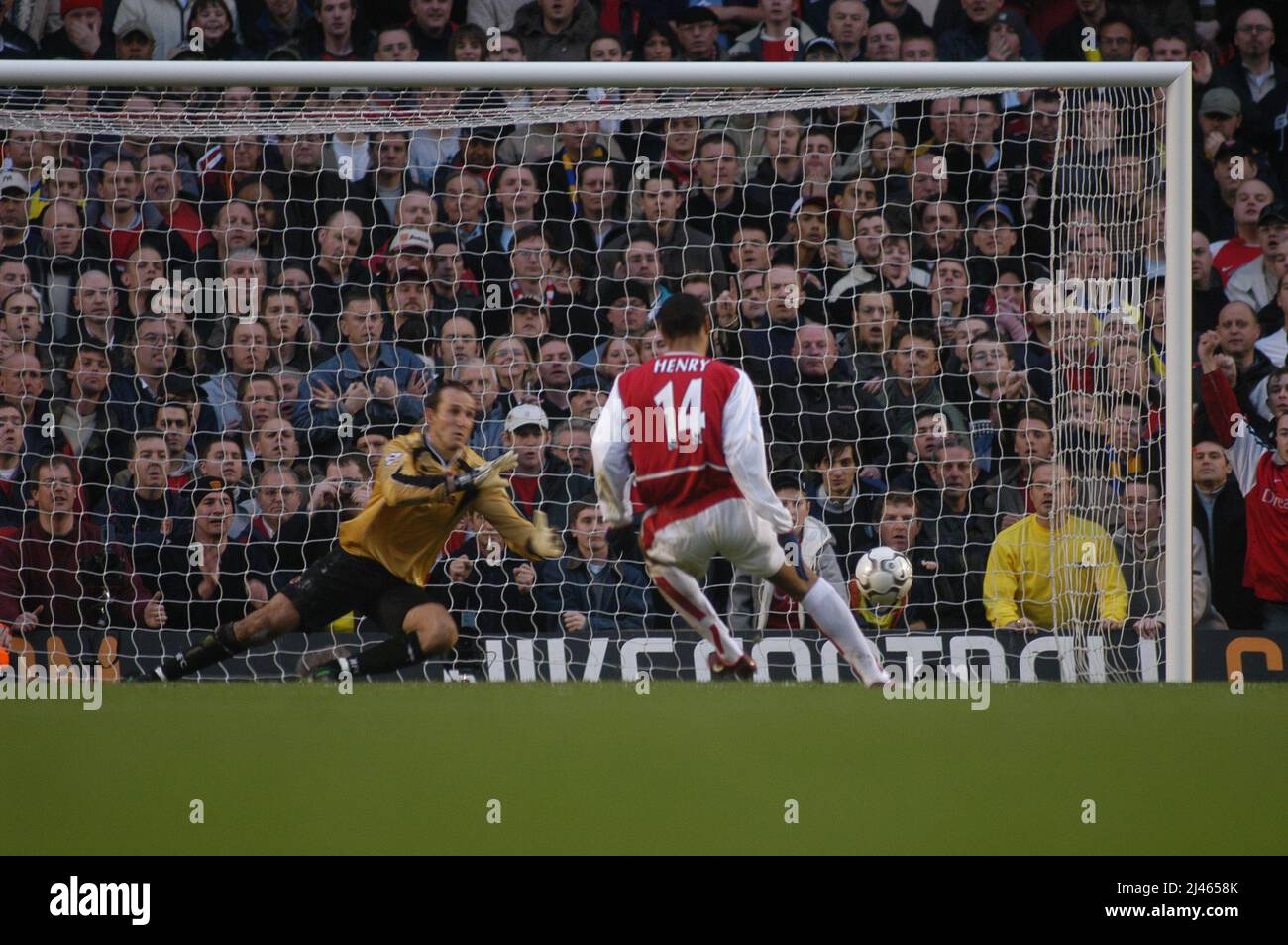 Thierry henry october 2004 hi-res stock photography and images - Alamy