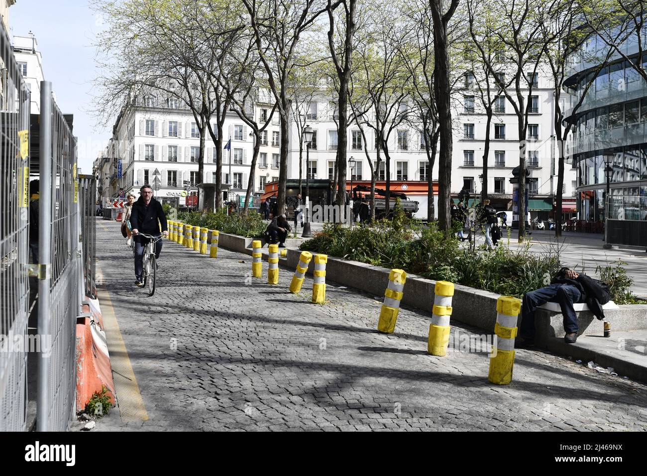 Paris bus* cycle lane hi-res stock photography and images - Alamy