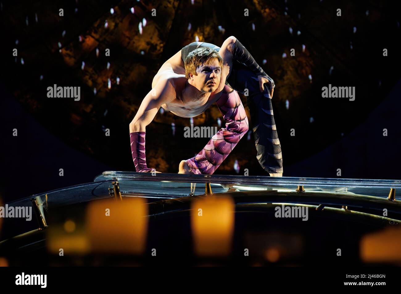 Contortionist cirque hi-res stock photography and images - Alamy