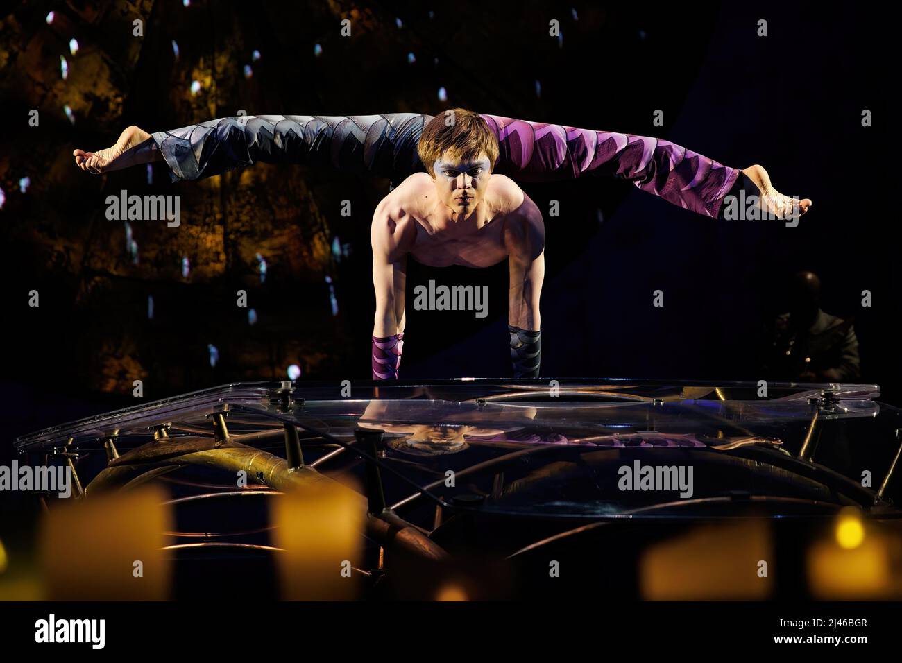 Contortionist silhouette hi-res stock photography and images - Alamy
