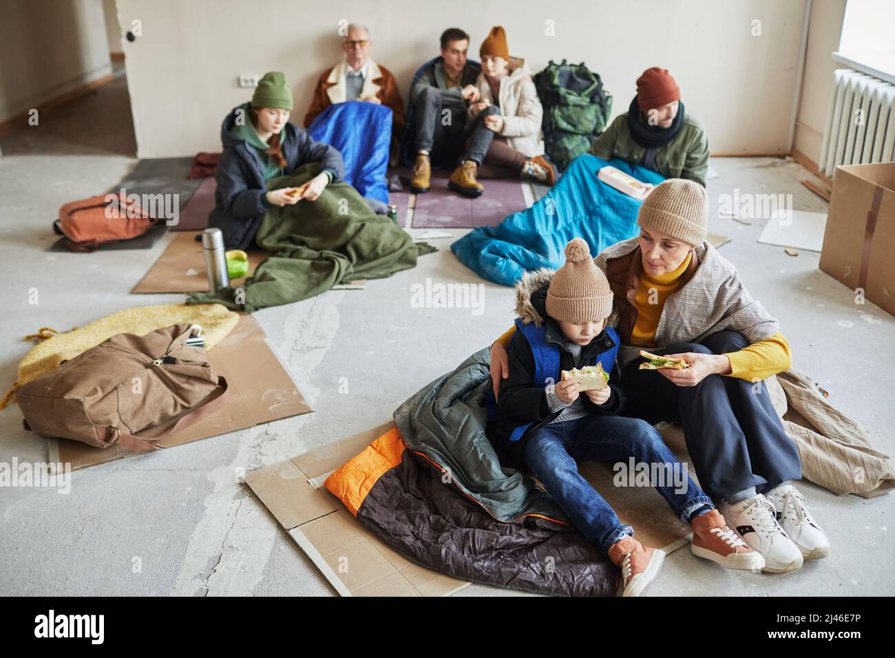 Refugees eating hi-res stock photography and images - Alamy