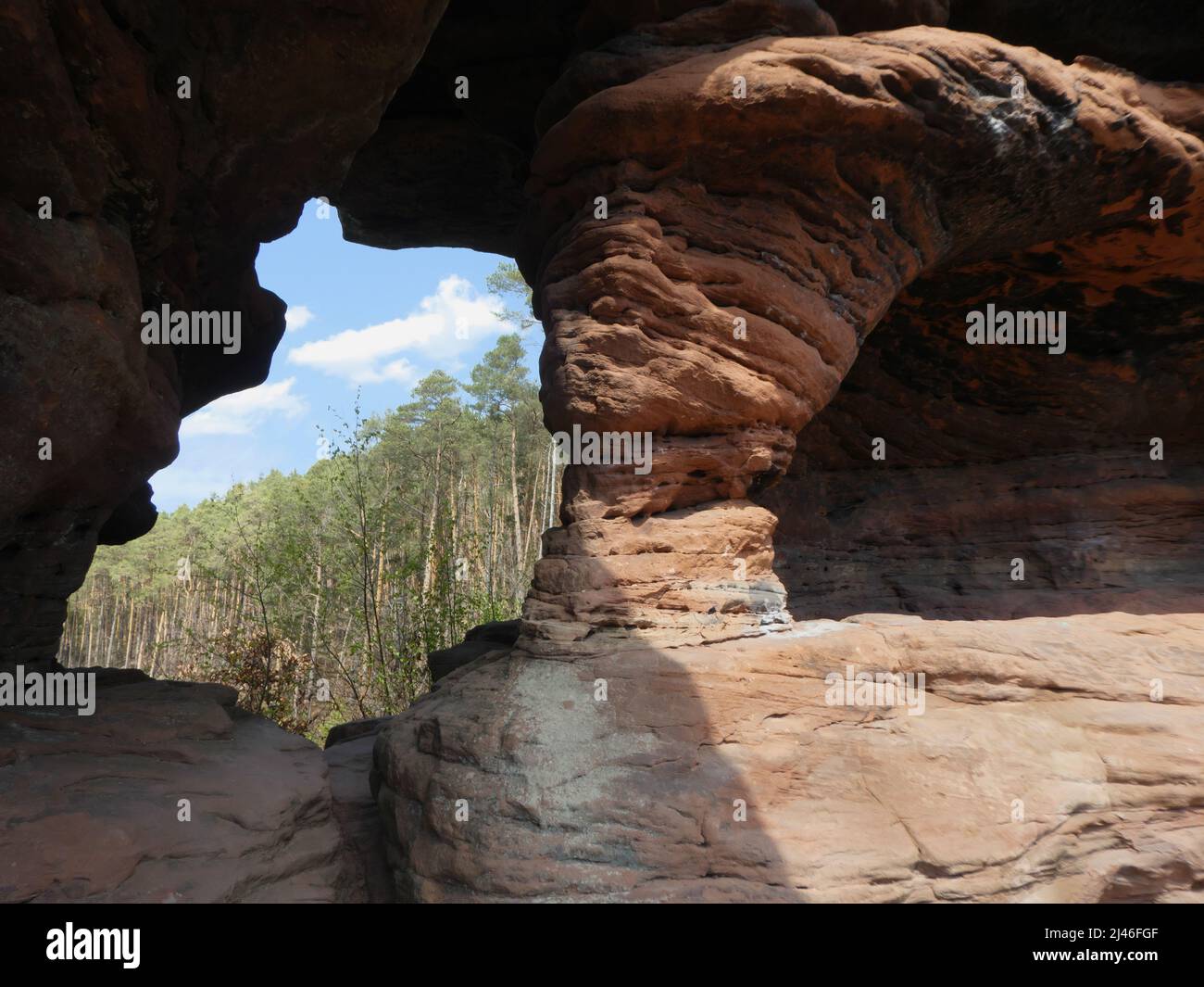 Natural arc in red sandstone in Pfälzer Wald Stock Photo - Alamy