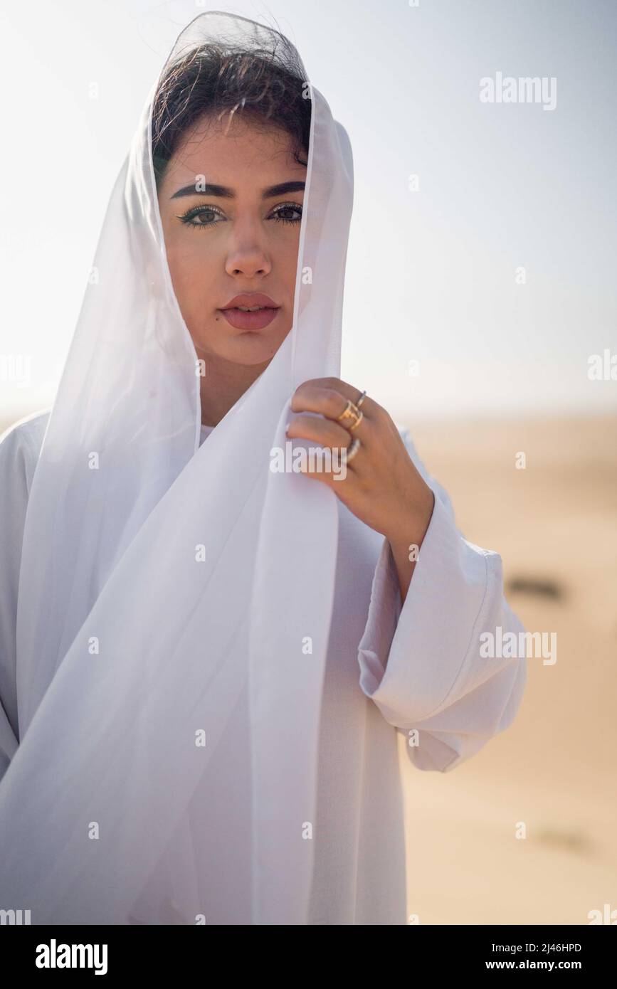 Arabic woman in desert hi-res stock photography and images - Alamy