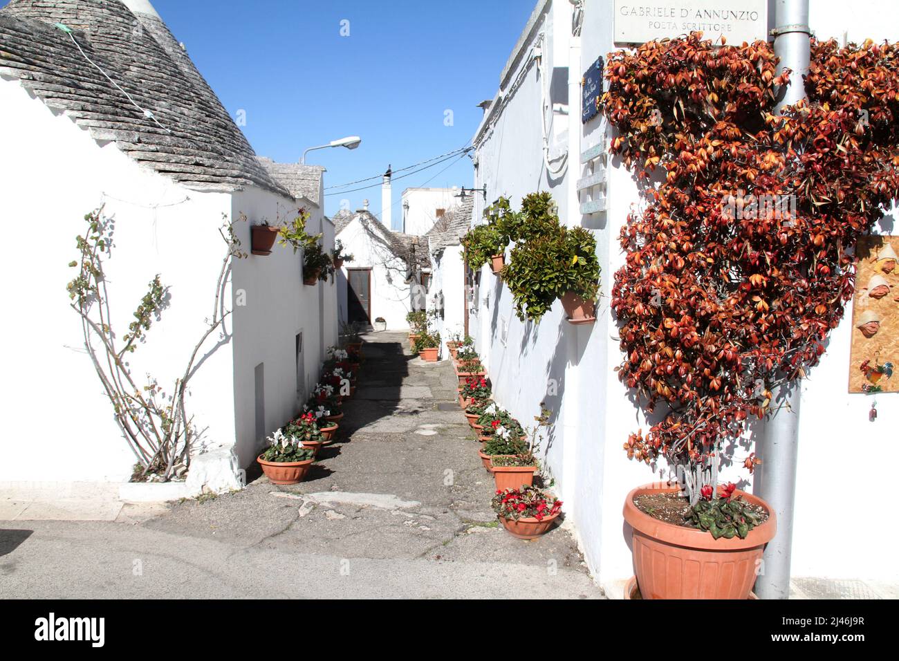 Pathway between buildings hi-res stock photography and images - Alamy