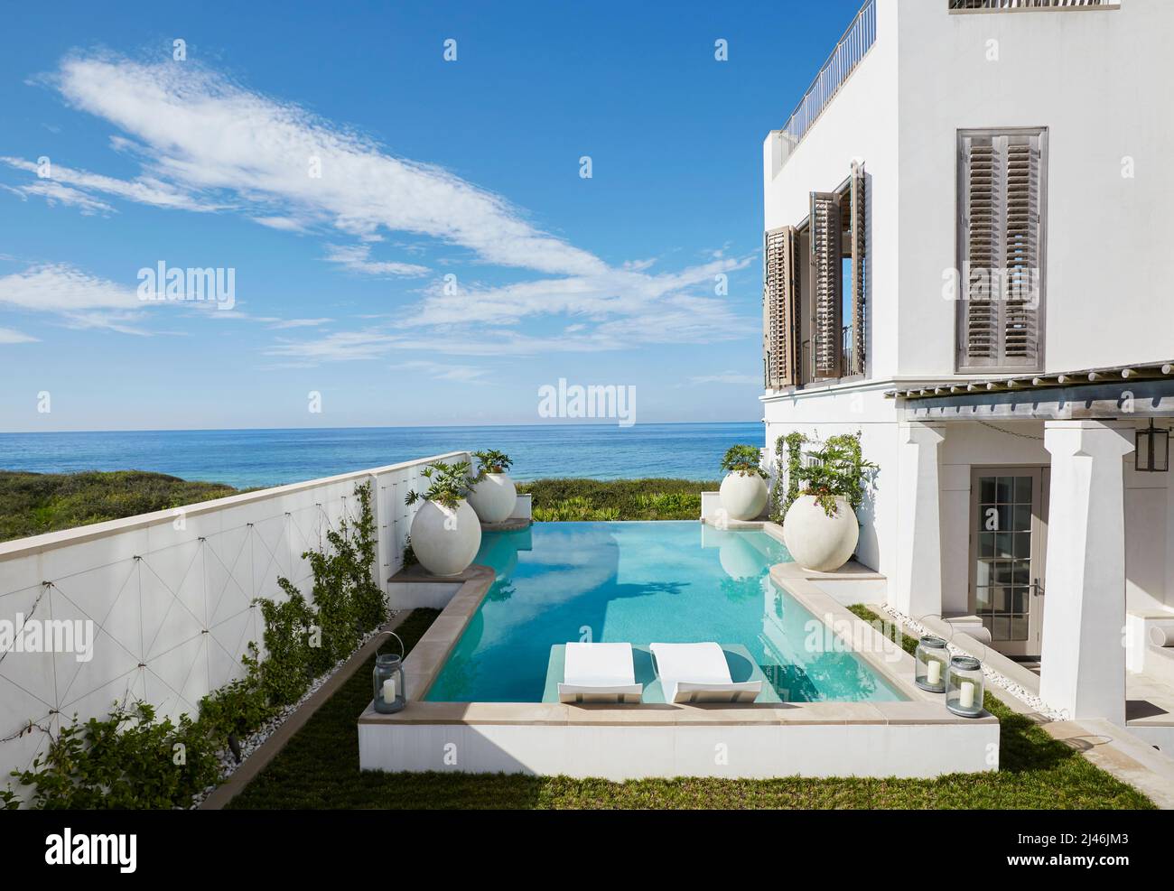 Waterfront pool hi-res stock photography and images - Alamy