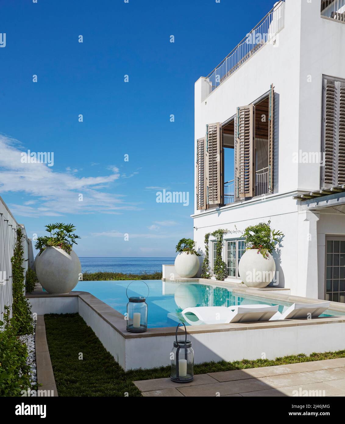 Waterfront pool hi-res stock photography and images - Alamy