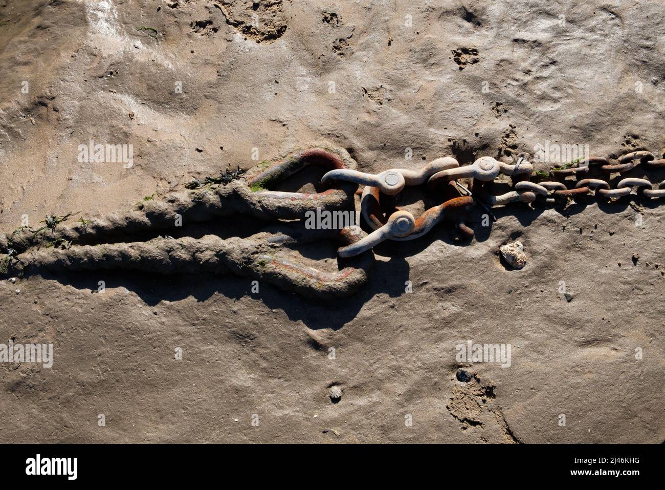 Rusted chains hi-res stock photography and images - Alamy