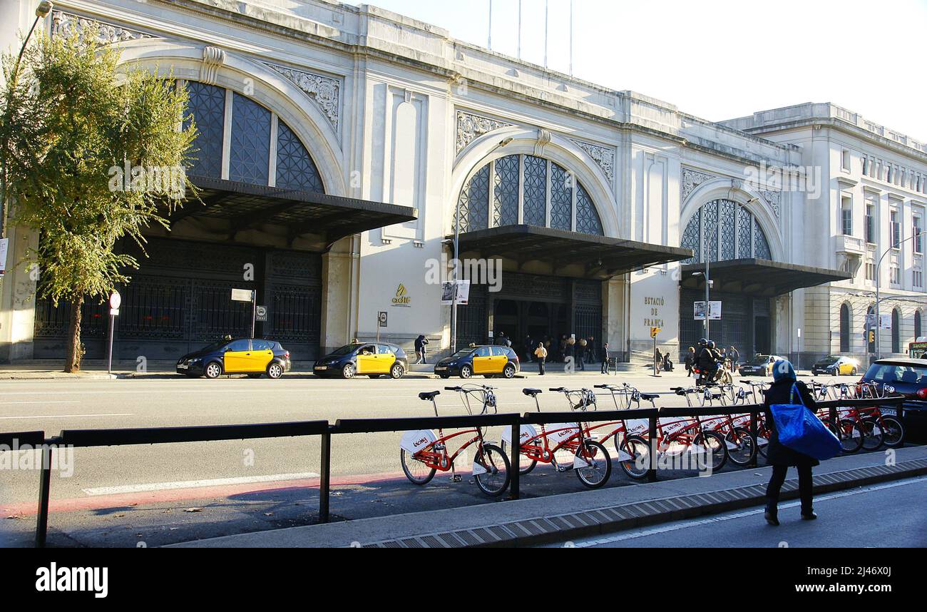 Long distance train stations hi-res stock photography and images - Alamy