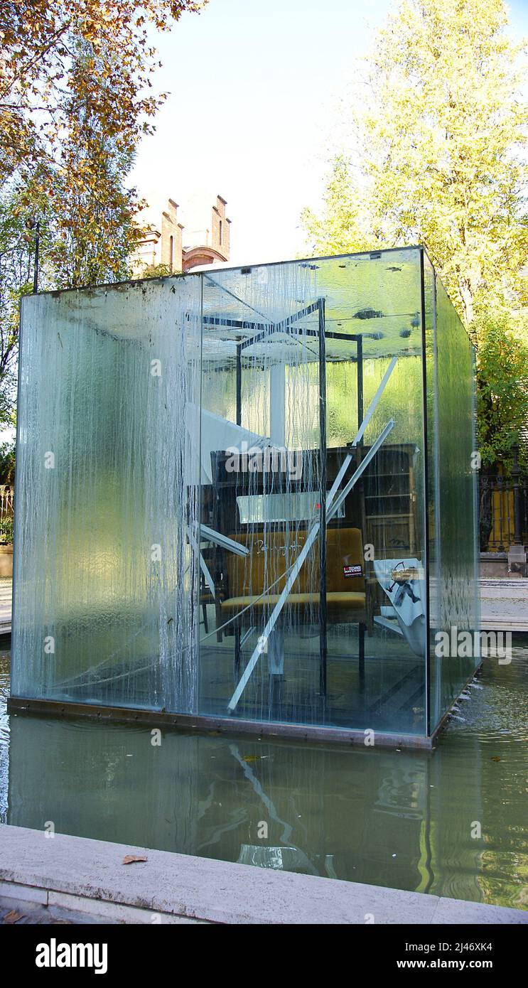 Piano in glass case tribute to Pablo Picasso in Barcelona, Catalunya ...