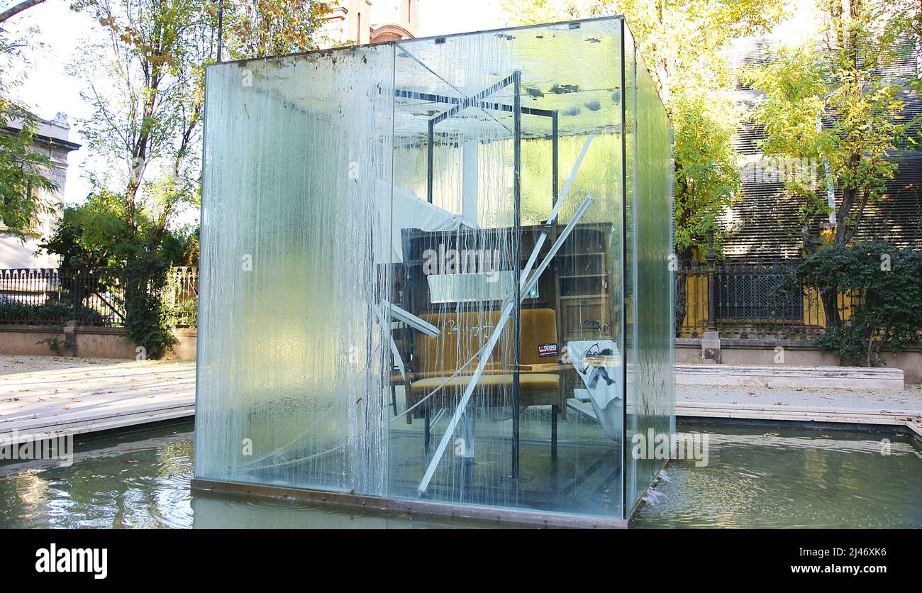 Piano in glass case tribute to Pablo Picasso in Barcelona, Catalunya ...