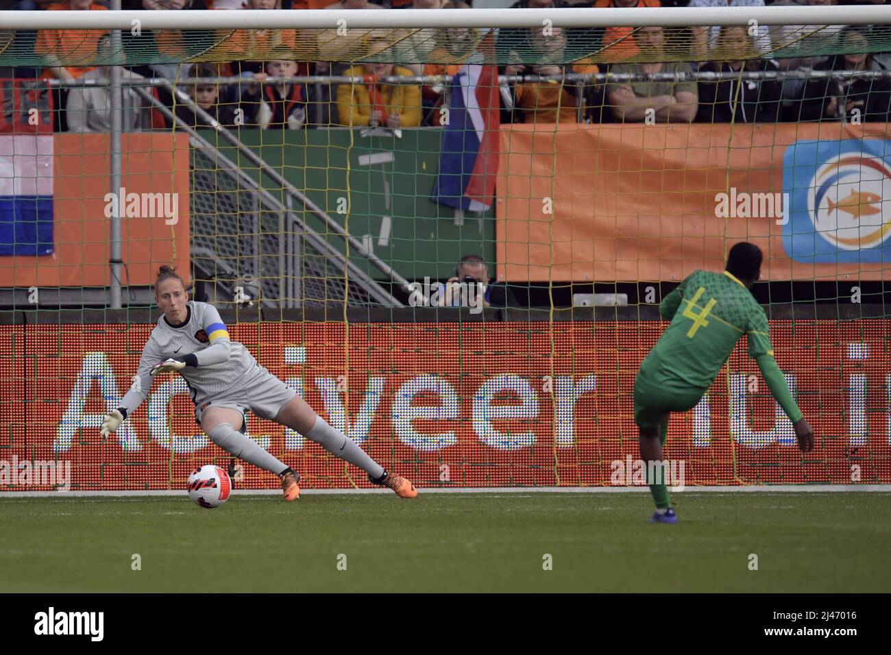 THE HAGUE - (lr) Holland goalkeeper Sari van Veenendaal stops the ...