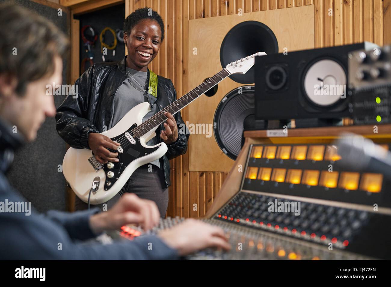 Young woman playing electric guitar hi-res stock photography and images ...