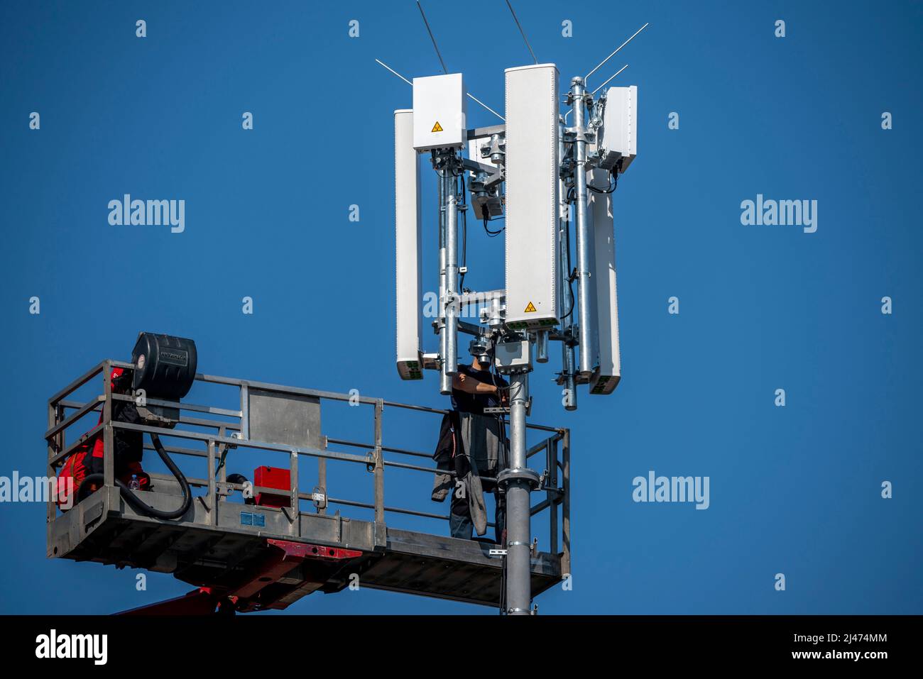 Assembly, installation of a 5G mobile radio transmitter, mast on a ...