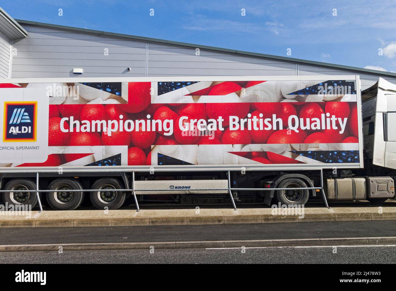An Aldi heavy goods vehicle delivers produce to a UK store Stock Photo ...