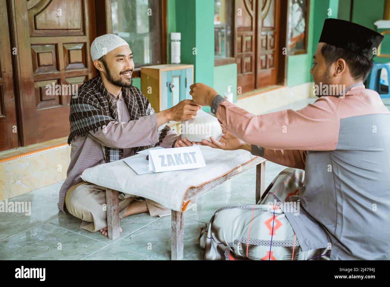 man giving a rice as a food donation for zakat during eid mubarak Stock ...