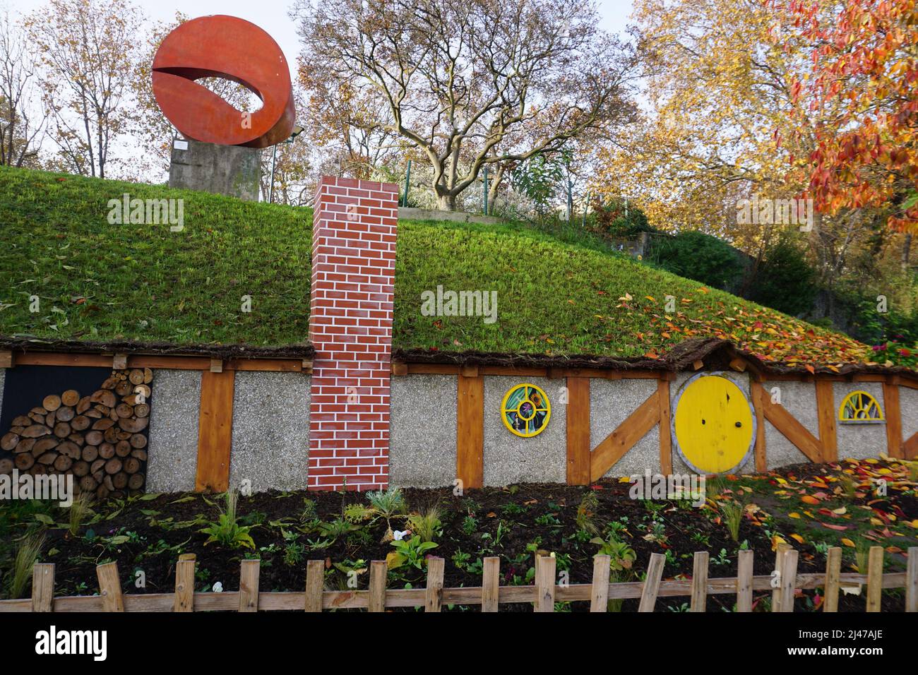 Unusual buildings paris hi-res stock photography and images - Alamy
