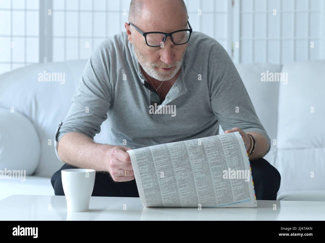 Man read reading paper newspaper look hi-res stock photography and ...