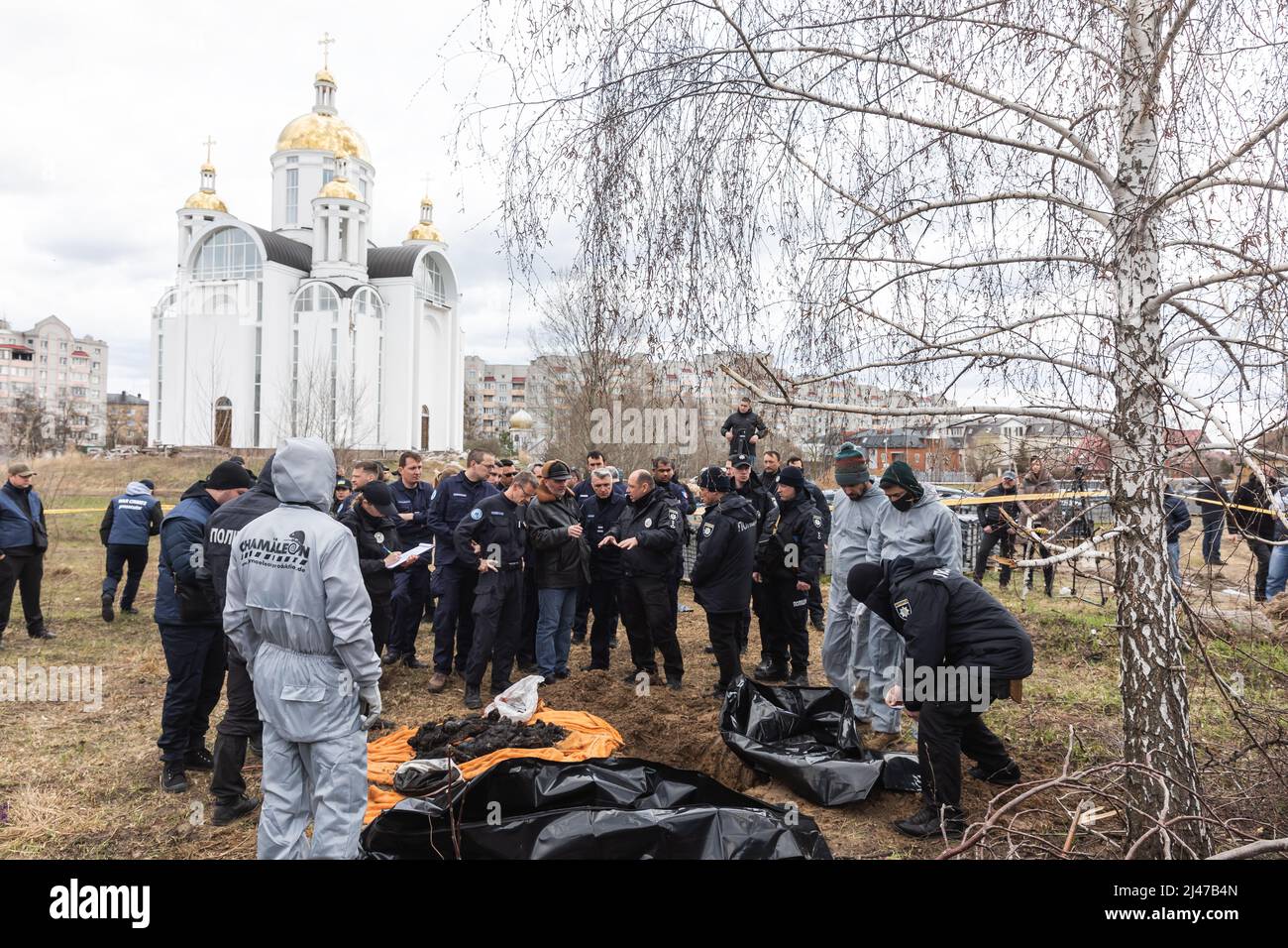 (EDITOR'S NOTE: Image depicts death) Forensic police officers exhume ...