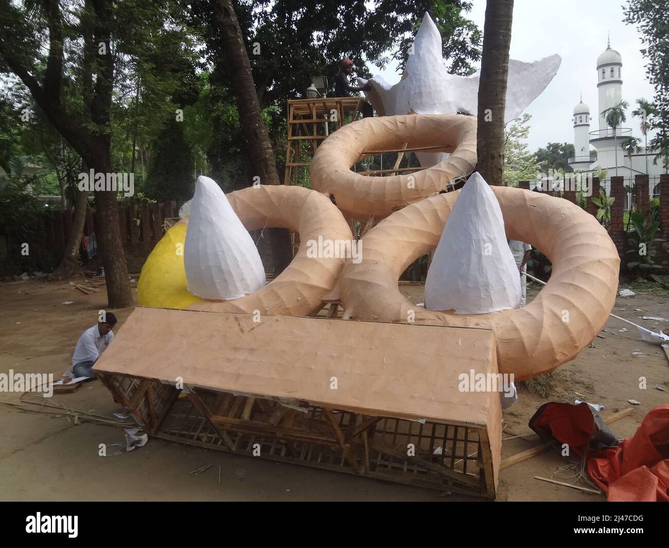 Dhaka, Bangladesh. 13th Apr, 2022. Artist works on a structure of Doyel ...