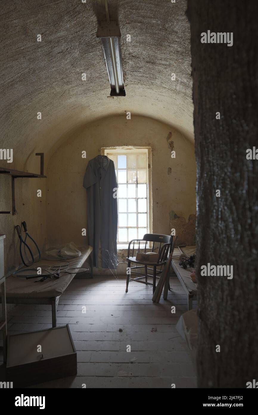 Empty prison cell at the Missouri state Penitentiary Stock Photo - Alamy