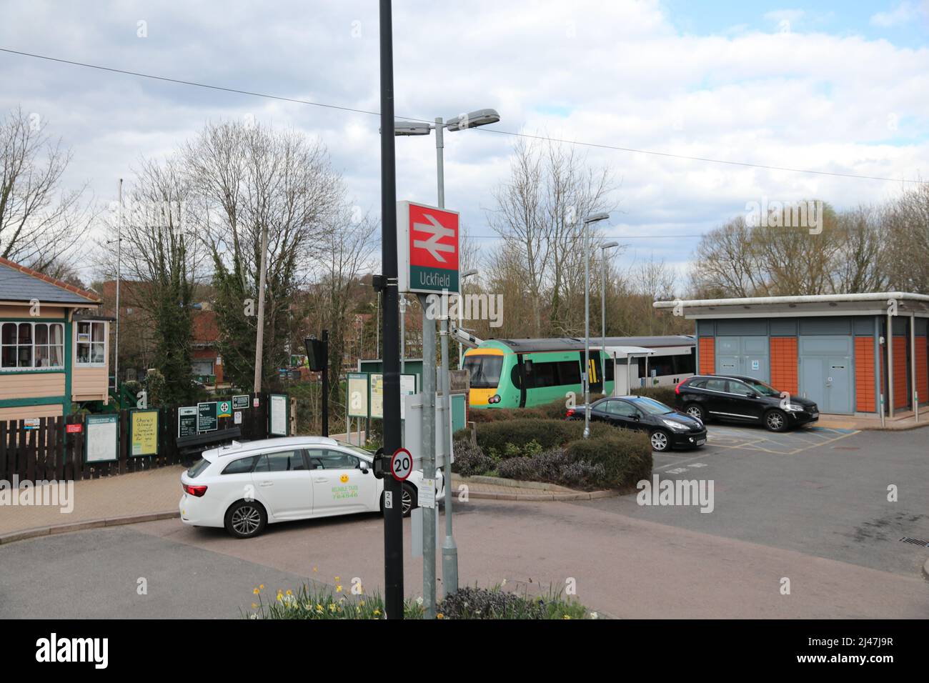 SOUTHERN RAILWAY STATION AND SIGNAL BOX IN UCKFIELD UK Stock Photo - Alamy