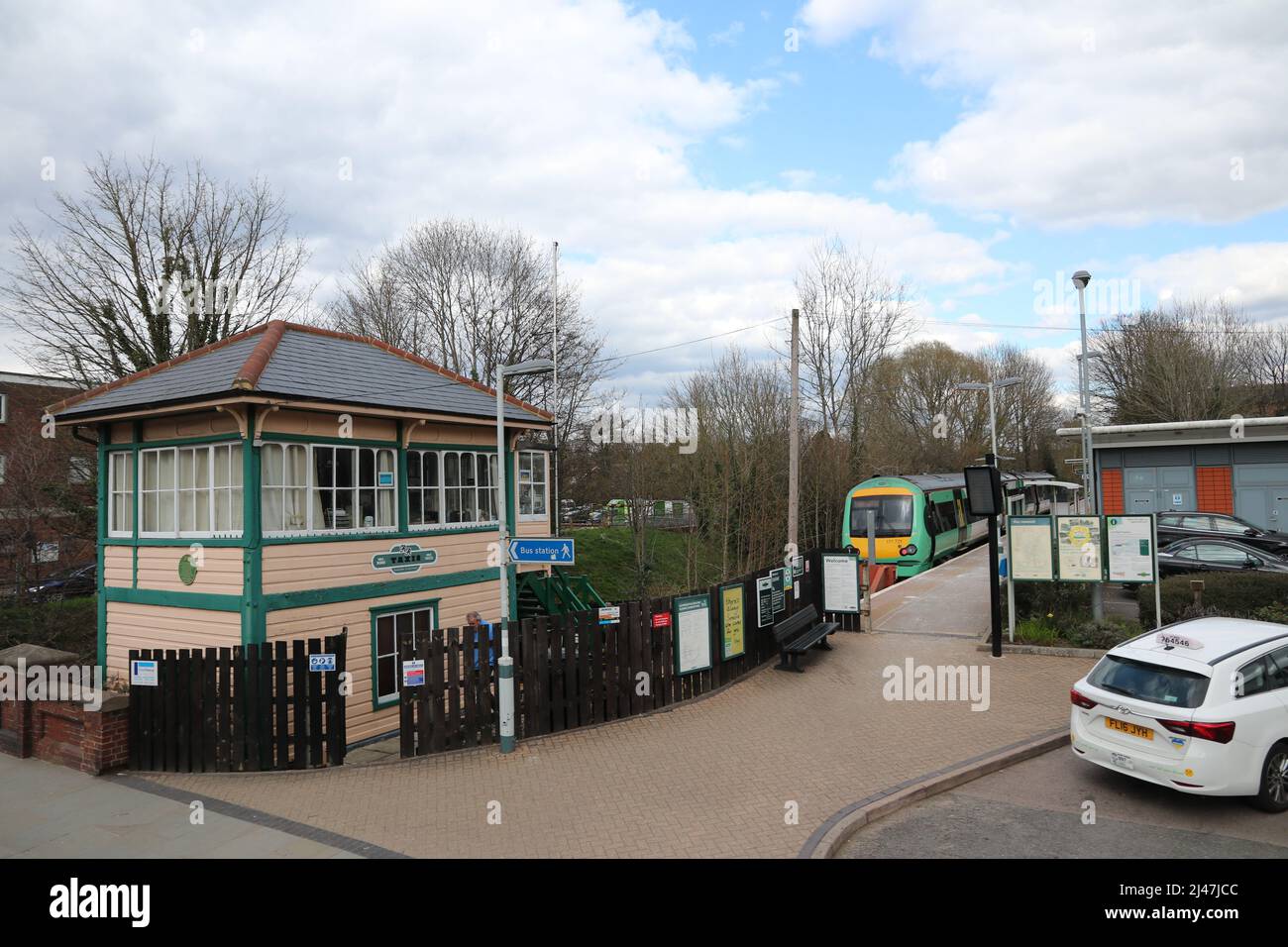 SOUTHERN RAILWAY STATION AND SIGNAL BOX IN UCKFIELD UK Stock Photo - Alamy
