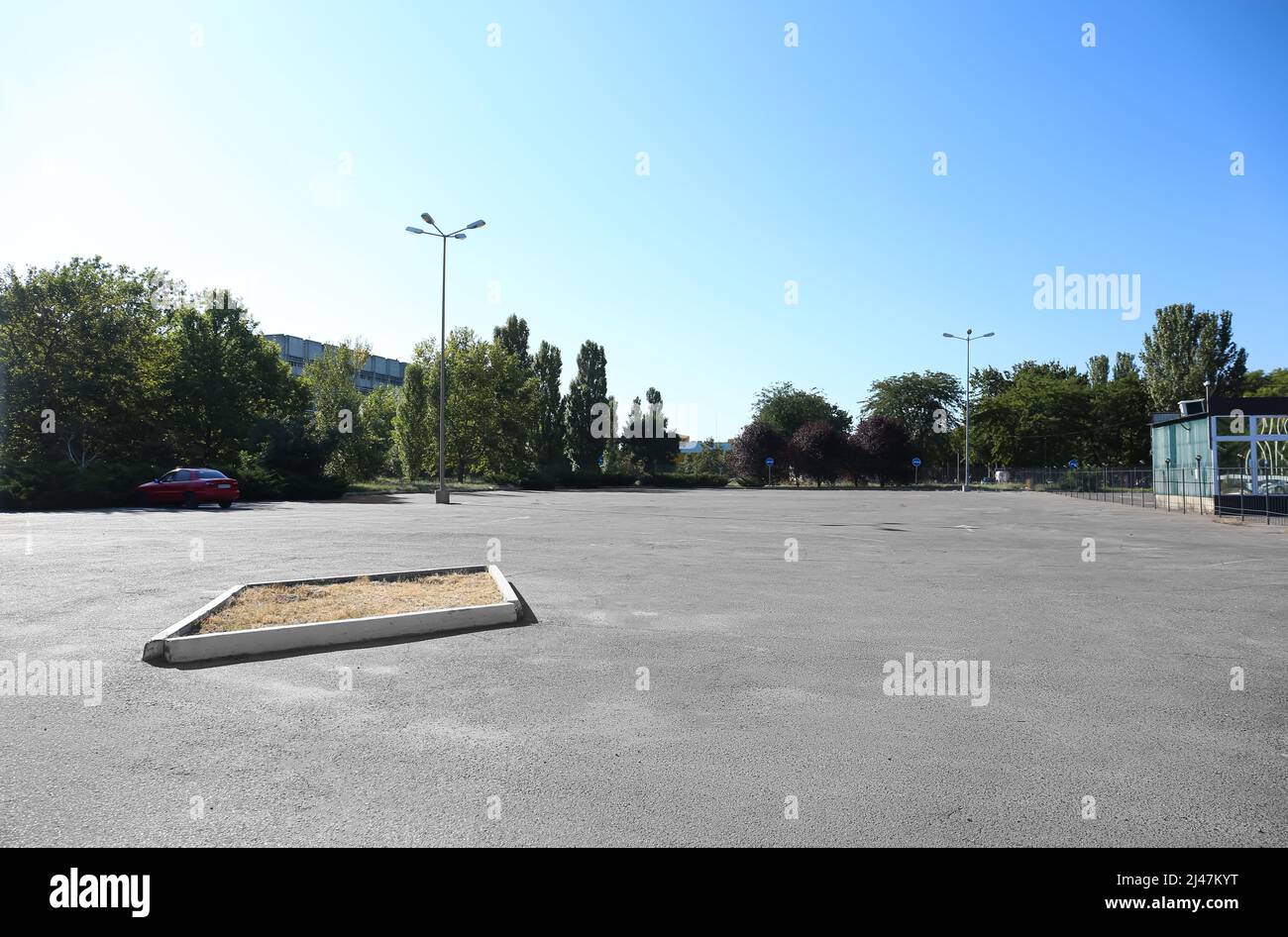 Empty square with parking lot, outdoors Stock Photo - Alamy