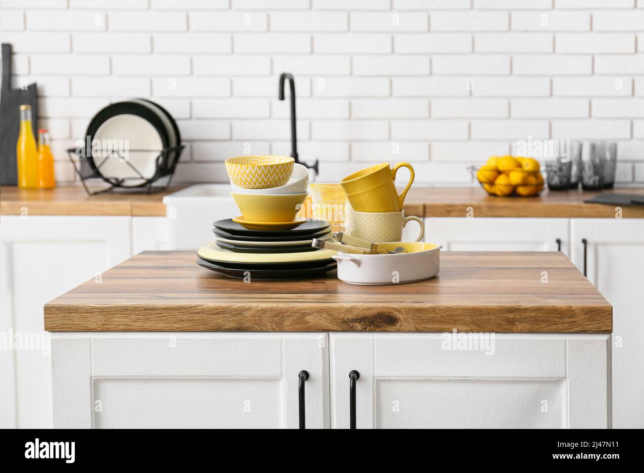 Modern dinnerware hi-res stock photography and images - Alamy