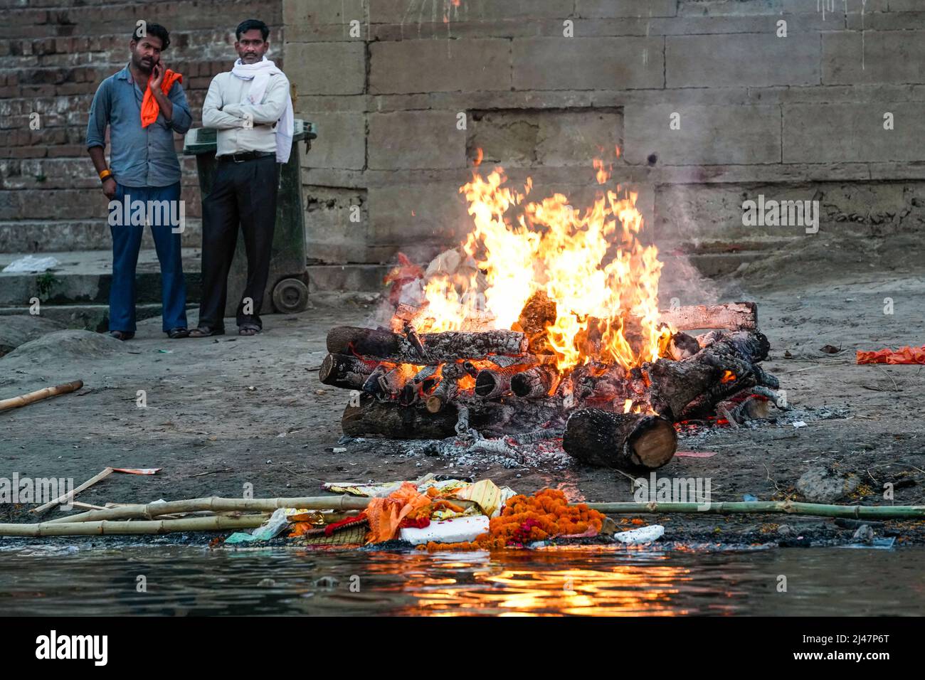 Cremation on Manikarnika Ghat of the banks of River Ganges in Varanasi ...