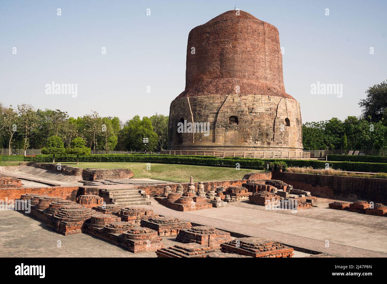 Bhuddhist Dhamek Stupa, Sarnath, Varanasi, Uttar Pradesh, India Stock ...