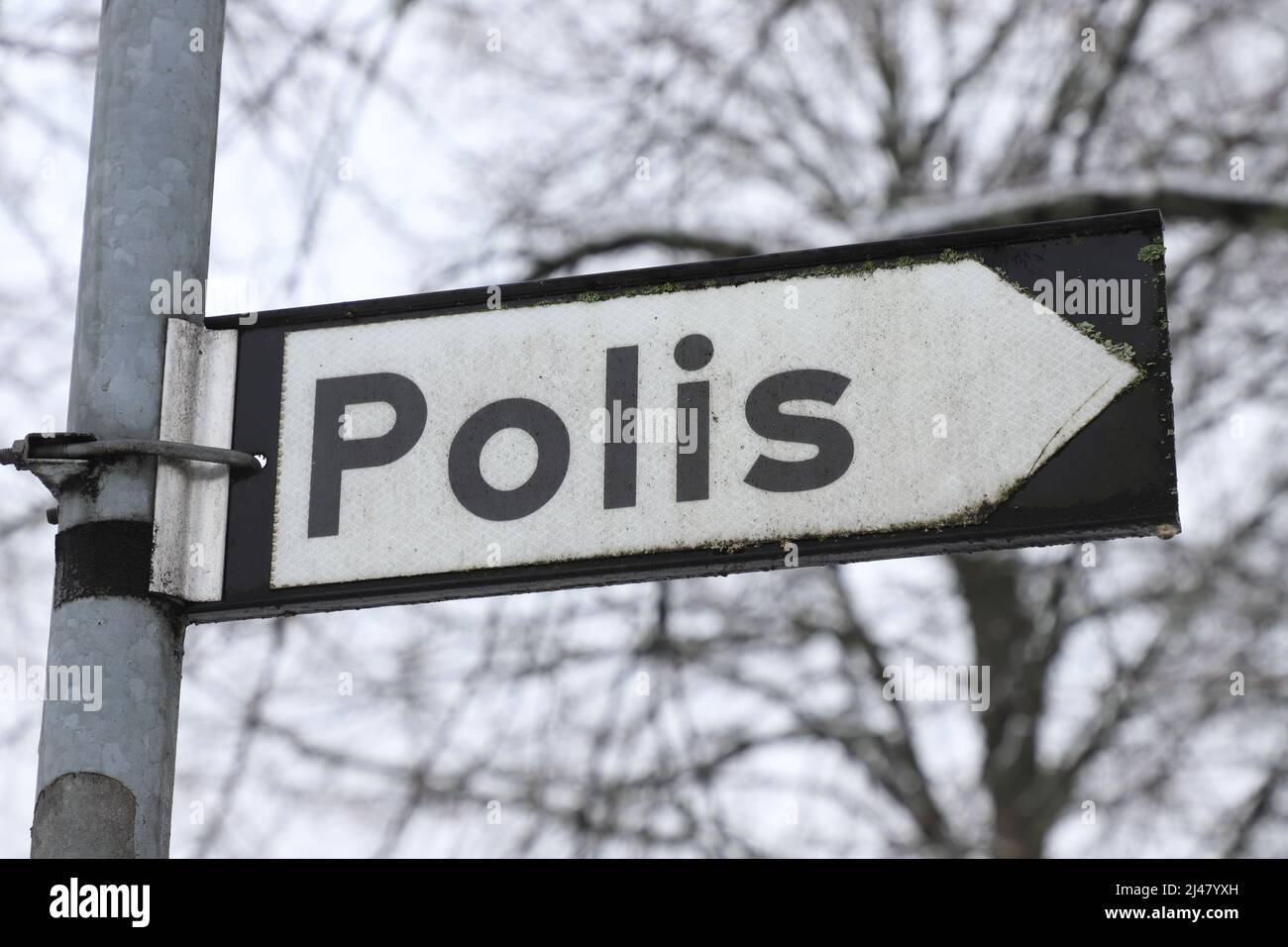 Direction sign for a police station hi-res stock photography and images ...