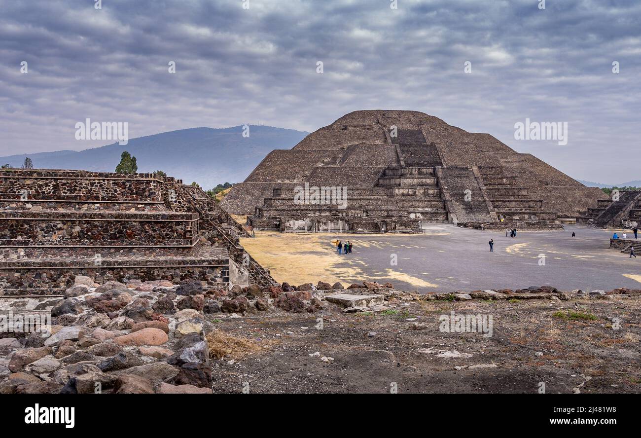The Pyramids of the Sun and Moon and the Avenue of the dead flanked by ...