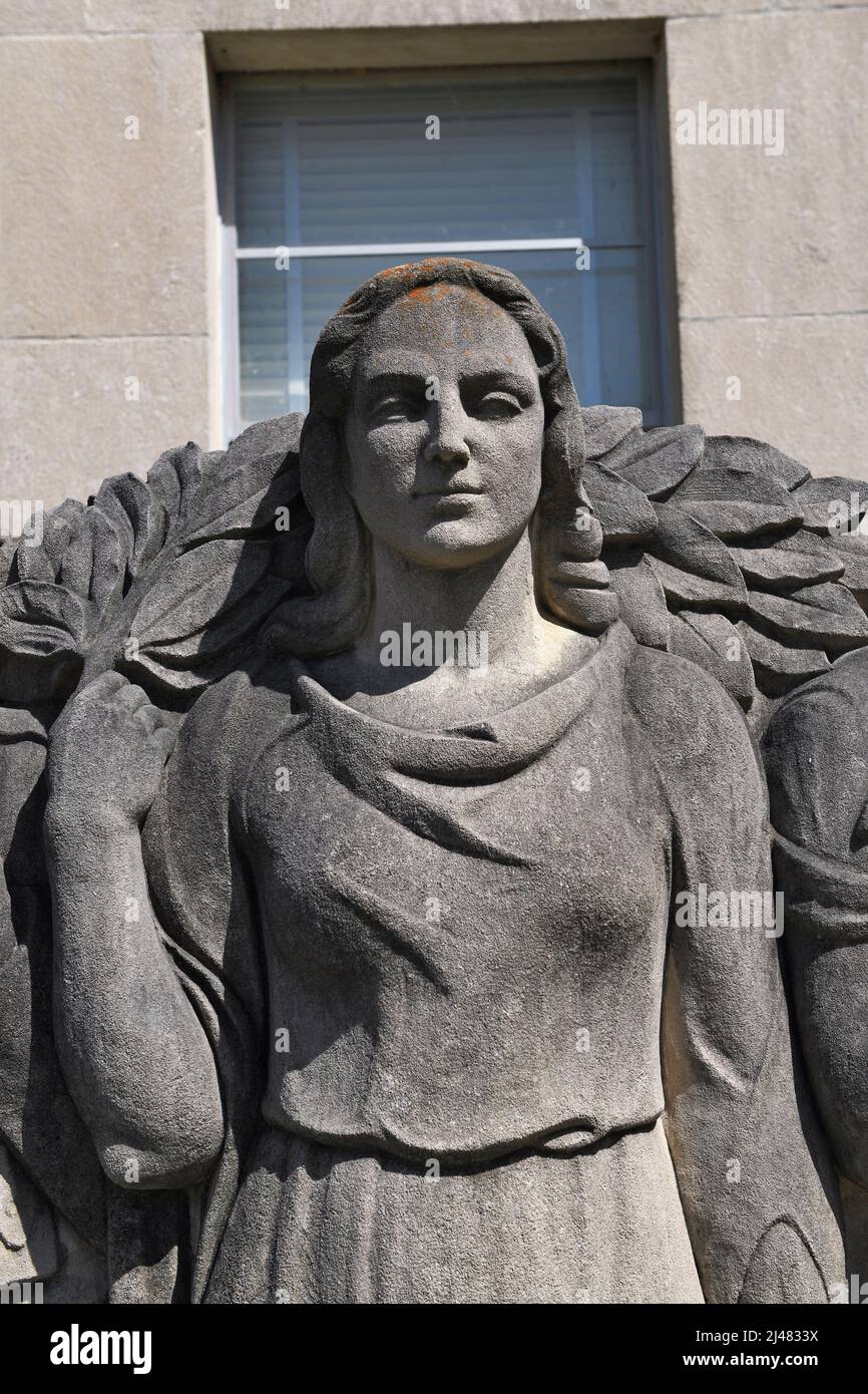 Female statue honoring the Military personnel who have fought for ...