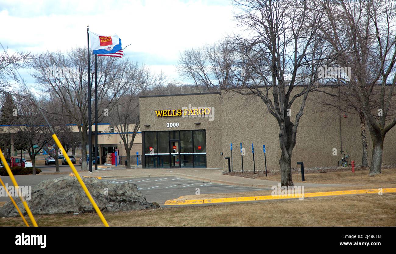 Wells fargo bank building hi-res stock photography and images - Alamy
