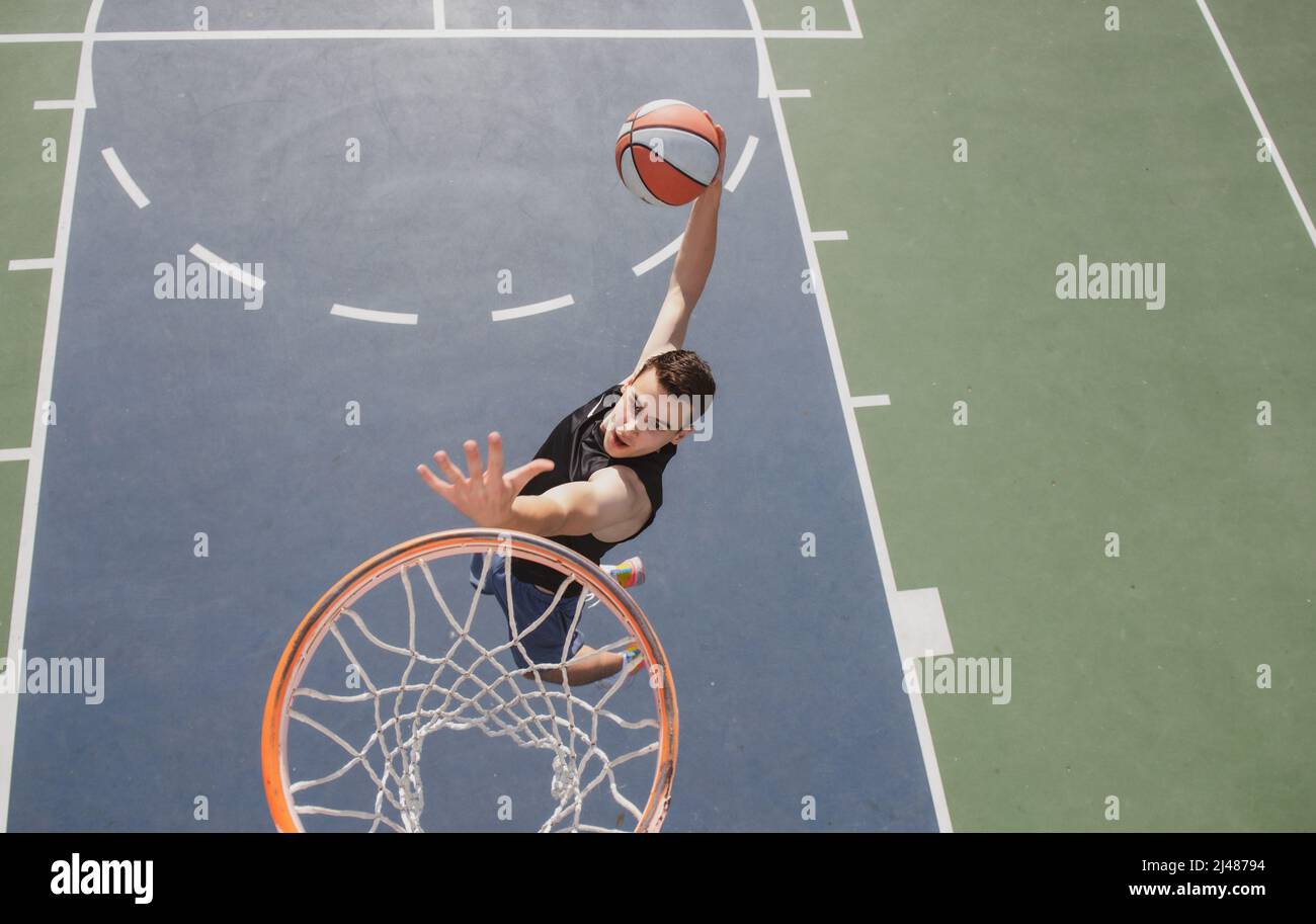 American basketball player scoring a slam dunk Stock Photo - Alamy