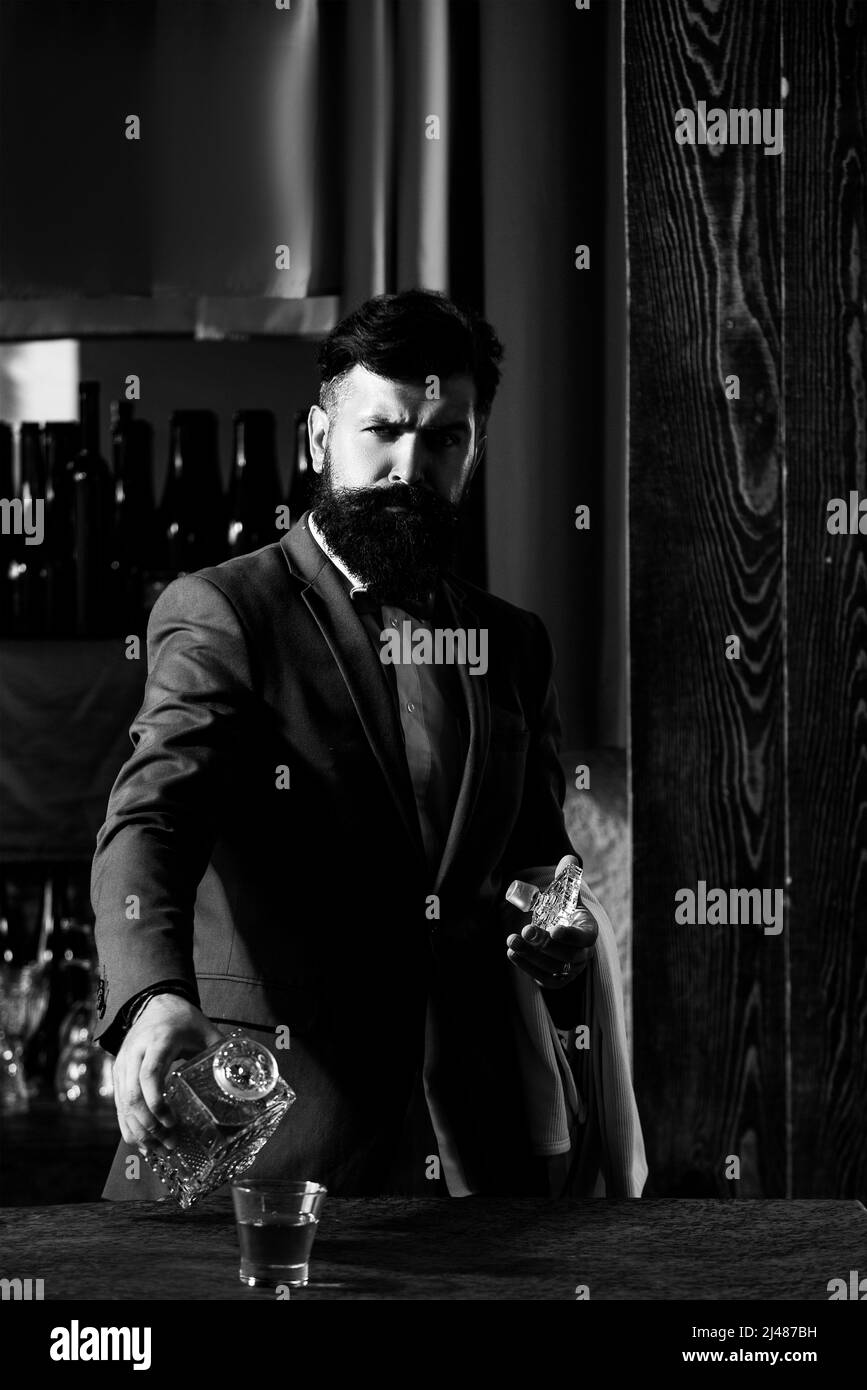 Wiskey barman hi-res stock photography and images - Alamy