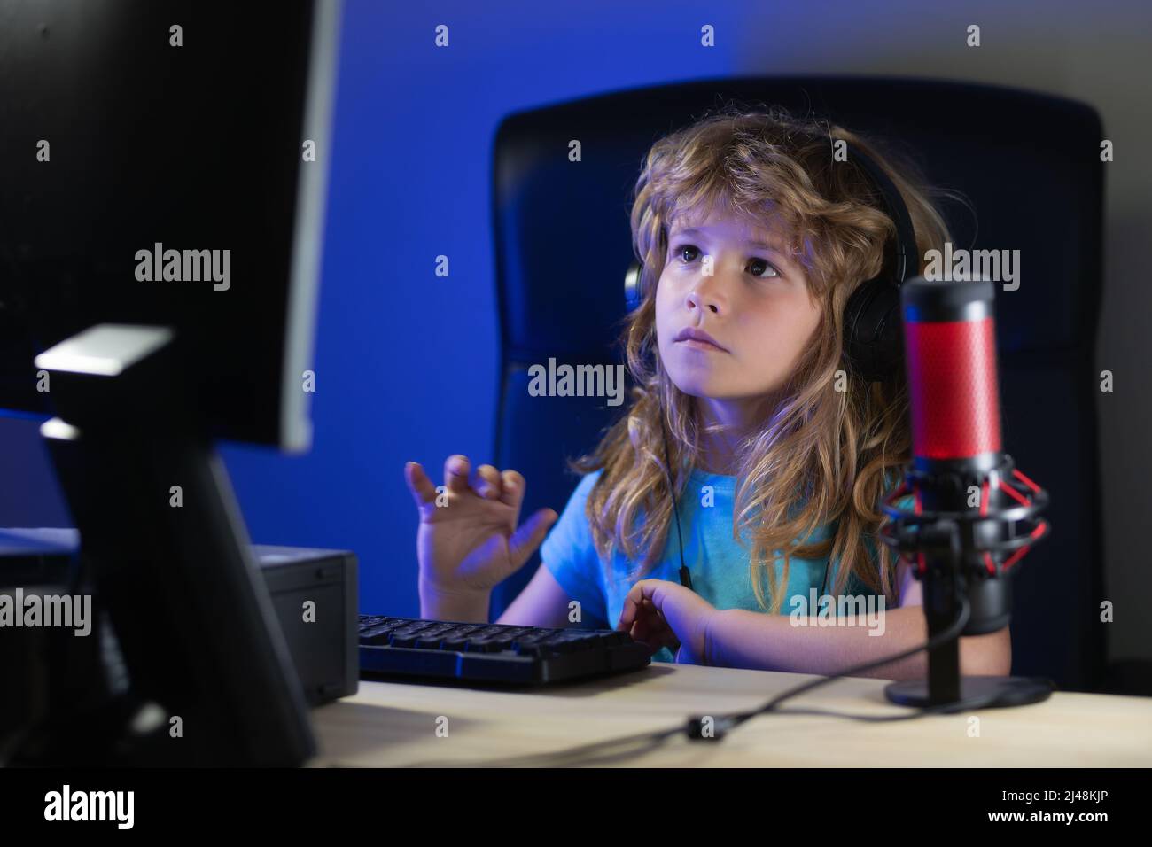 Child by computer dark room hi-res stock photography and images - Alamy