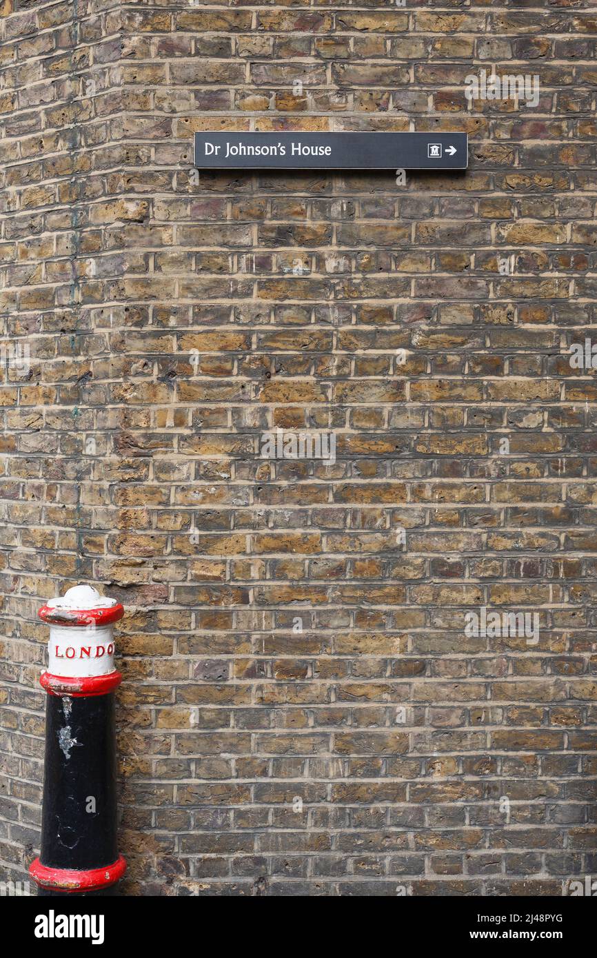 A sign to Dr Johnson's House. Dr Johnson's House is a museum to it's ...