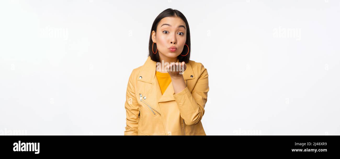 Cute korean stylish girl, sending air kiss, blowing mwah and looking ...