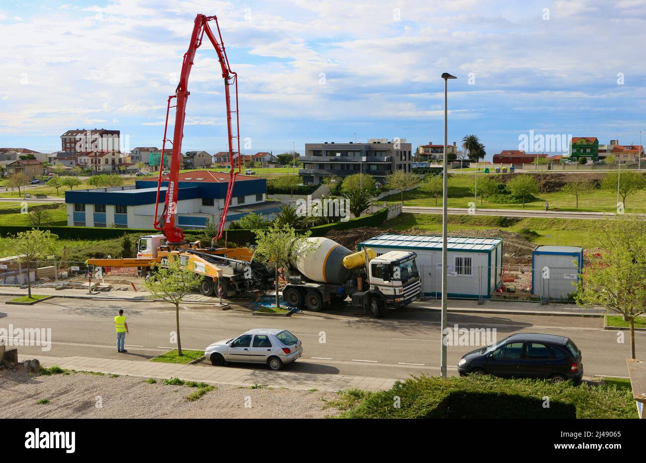 Mercedes Benz truck mounted 47.5 Putzmeister Concrete Pump being used ...