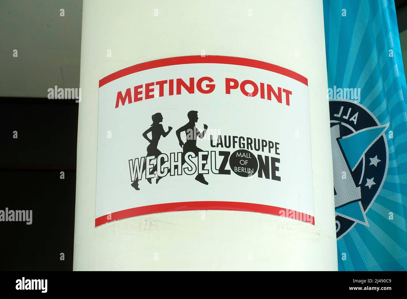 Mall outdoor meeting hi-res stock photography and images - Alamy