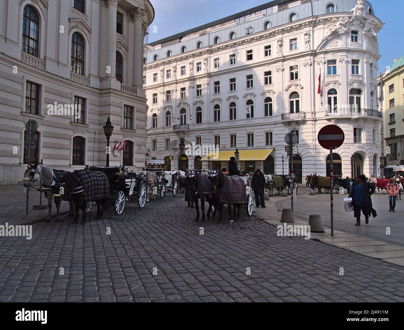 Busy scene at famous town square Michaelerplatz in the historic center ...