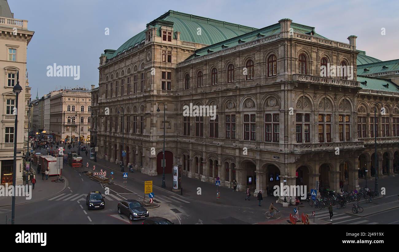 Rear view of the impressive historic building of the Vienna State Opera ...