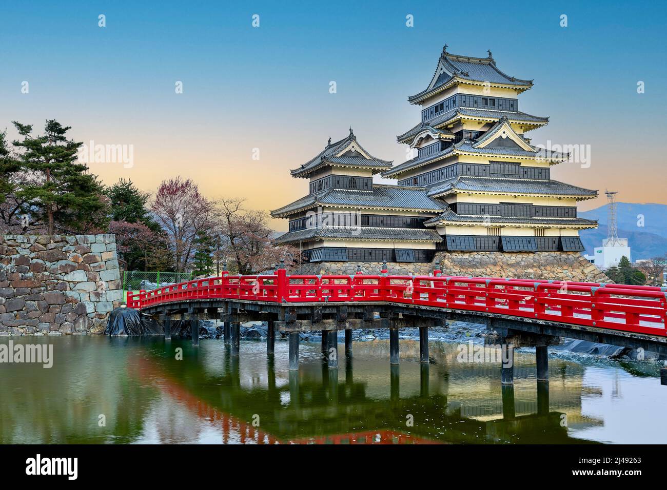 Japan castle roof hi-res stock photography and images - Alamy