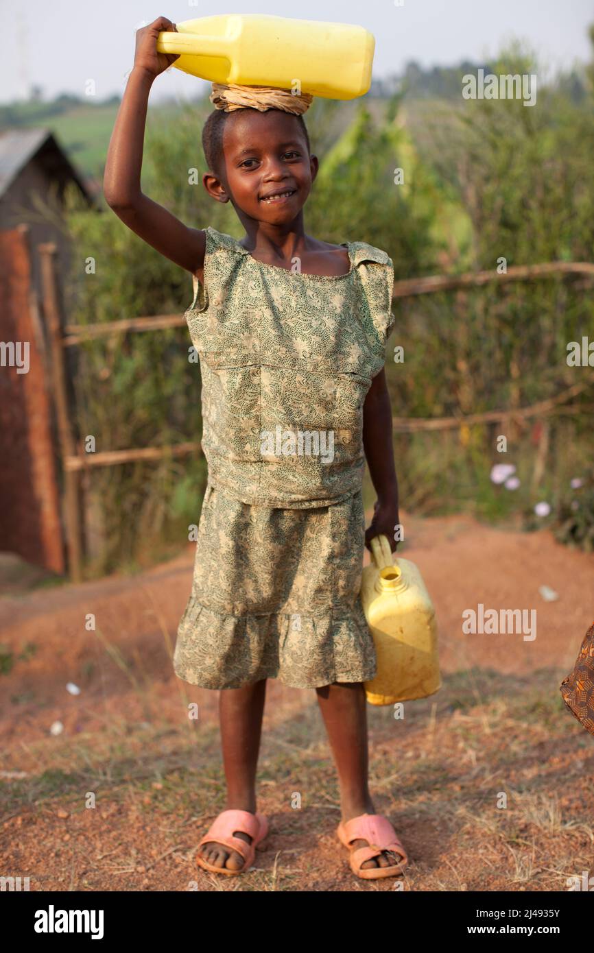 African children carrying water hi-res stock photography and images - Alamy