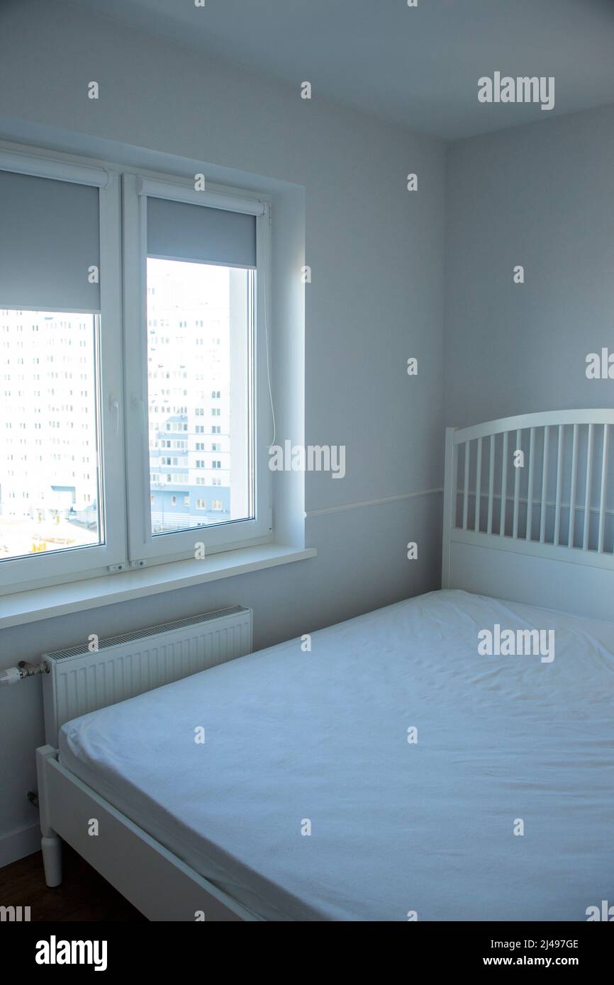 Empty room mattress floor hi-res stock photography and images - Alamy