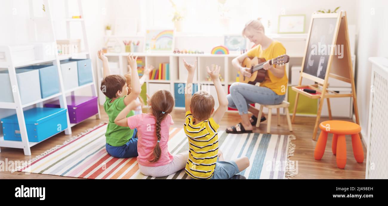 Elementary school children singing hi-res stock photography and images ...